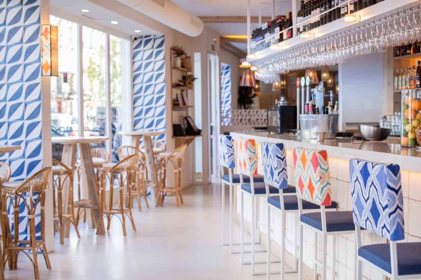 White tiles for bar: our terracotta project for La Bientirada - todobarro