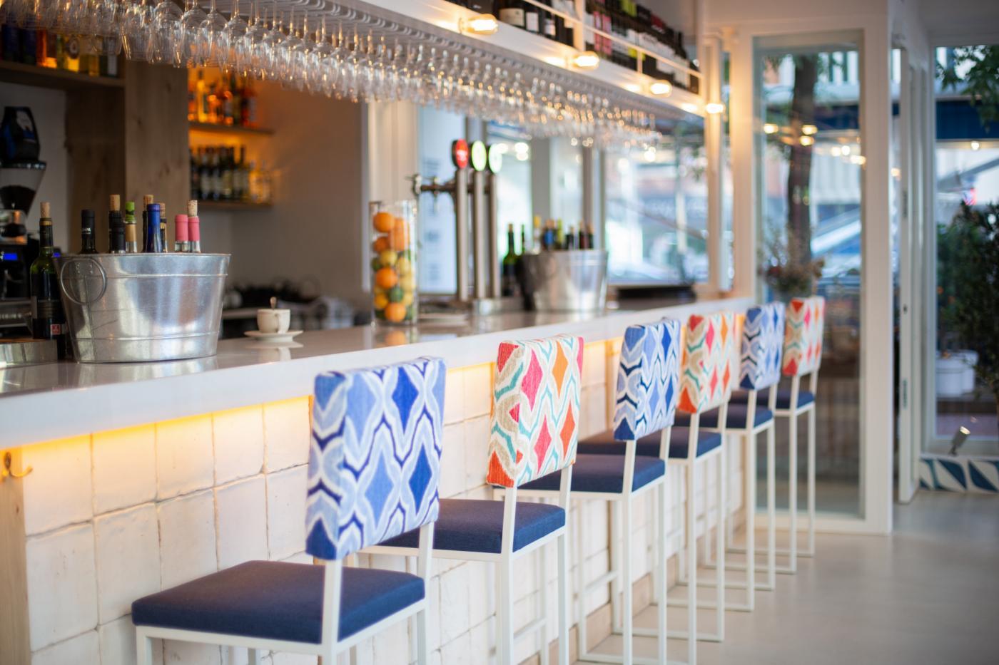 White tiles for bar: our terracotta project for La Bientirada - todobarro