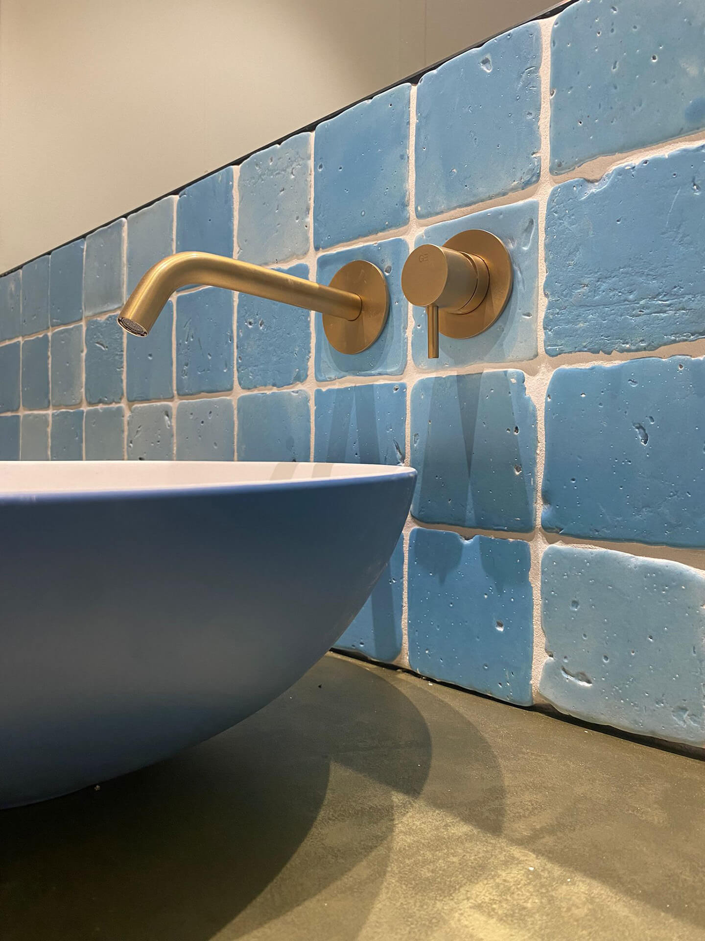 Baldosa de barro en el baño: un tono refrescante - todobarro